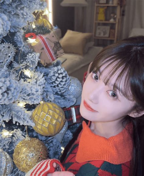 Lpl主持小钰晒照：今年也整点仪式感，平安夜快快乐乐🍎