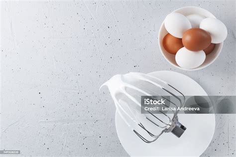 휘젓는 달걀 흰자위 철사 털에 휘핑 된 이탈리아 머랭과 회색 배경에 달걀 복사 공간 0명에 대한 스톡 사진 및 기타 이미지