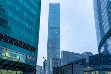 눈이 내리는 현대 기업 건물의 꼭대기 고층 빌딩의 낮은 각도 보기 강철에 대한 스톡 사진 및 기타 이미지 강철 거리 건물