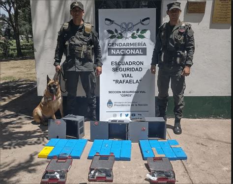 Ceres secuestran en un micro 25 kilos de cocaína escondidos en cajas