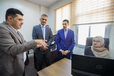 رئيس مجلس الوزراء الدكتور أحمد عوض بن مبارك، يترأس اجتماعاً للمكتب