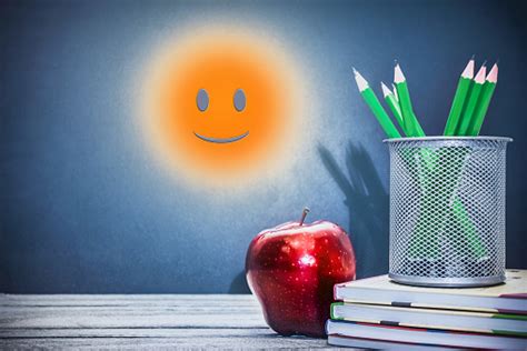 학교와 교육 개념 돌아가기 애플 책과 칠판 배경에 연필을 교실에 밝은 미소 개념에 대한 스톡 사진 및 기타 이미지 개념 개발 검은색 Istock