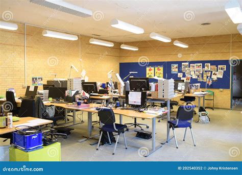 Aulas De Profesores Desordenados En Una Escuela Foto De Archivo