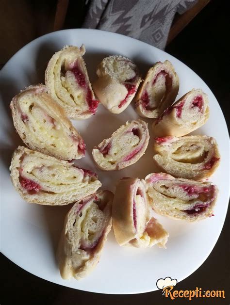 Pita Ili štrudla Sa Malinama I Pudingom Od Vanile