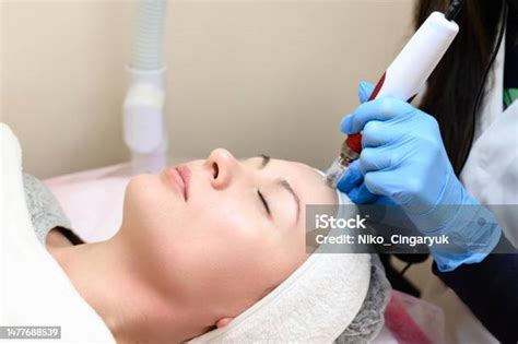 미용사는 Dermapen을 사용하여 젊어지게하는 메조 테라피 절차를 수행합니다 2명에 대한 스톡 사진 및 기타 이미지 2명
