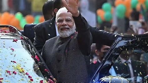 Video Karnataka Big Lapse In Pm Modi S Security Again Man Reaches Near