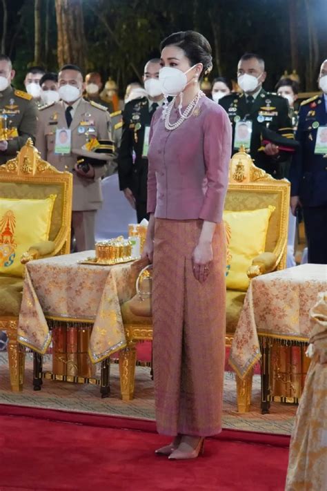 ชมภาพ ในหลวง พระราชินี เสด็จฯ ไปทรงตัดหวายลูกนิมิตอุโบสถ ณ วัดป่านานาชาติ