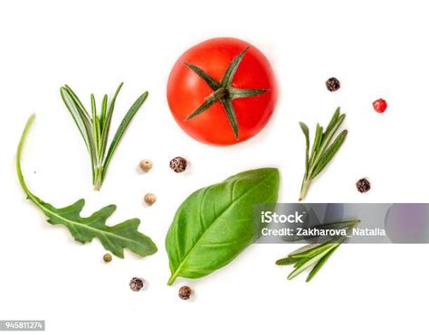 Arugula 토마토와 바 질 잎 흰색 배경 평면도에 고립 신선한 유기농 야채와 향신료 크리에이 티브 레이아웃입니다 플랫이 하다