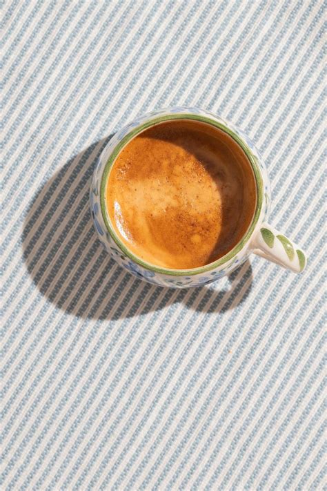 구운 그림자 단순한 도기 따뜻한 따뜻한 음료 머그 미니멀리스트 미식가 바리스타 블루 비스트로 상쾌한 수직 쐈어 술을 마시다 스타일리시한 시크한