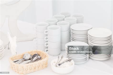 흰색 세라믹 머그컵입니다 빈 커피 컵의 그룹입니다 아침 식사 또는 뷔페 및 세미나 이벤트에서 서비스 차 또는 커피를 위한 화이트 컵 0명에 대한 스톡 사진 및 기타 이미지