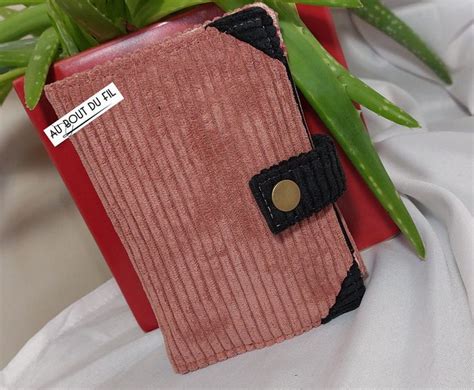Portefeuille Compère en velours côtelé rose et noir cousu par Jea Nne