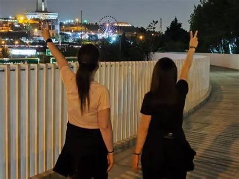 حضور زنان با پوشش آزاد در خیابان‌ها هم‌زمان با تلاش برای سرکوب مخالفان