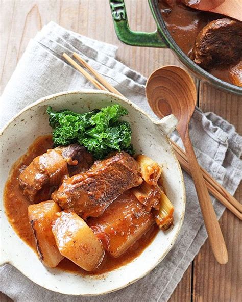 Ellegourmet 【エルグルメレシピ 】牛すね肉と大根をトマトと一緒にことこと煮るシンプルメニュー。みそで仕上げるのがポイント
