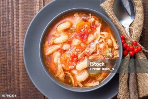 칠면조 파스타 당근 셀러리 토마토 카넬리니 콩을 곁들인 수프 파마산 치즈로 장식 가을 장식으로 테이블에 미국 추수 감사절 수확 잔치 수평 상단보기 복사 공간 클로즈업 0명에