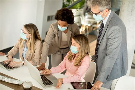 코로나 바이러스로부터 보호를 위해 사무실에서 회의를 하고 일하고 마스크를 착용하는 비즈니스 인원 그룹 20 24세에 대한 스톡 사진 및 기타 이미지 Istock