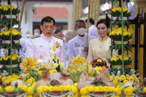 ในพระราชสำนัก ในหลวง พระราชินีเสด็จทรงบำเพ็ญพระราชกุศลมาฆบูชา