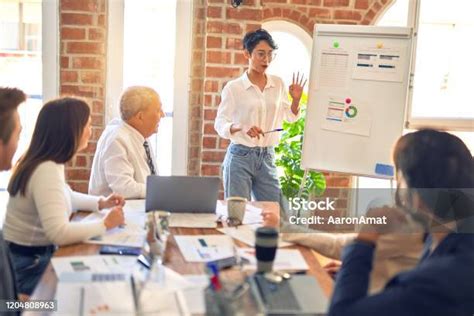 회의에서 함께 일하는 비즈니스 근로자 그룹 그 중 한 명이 사무실에서 동료들에게 프레젠테이션을 하고 있습니다 결정에 대한 스톡 사진 및 기타 이미지 Istock