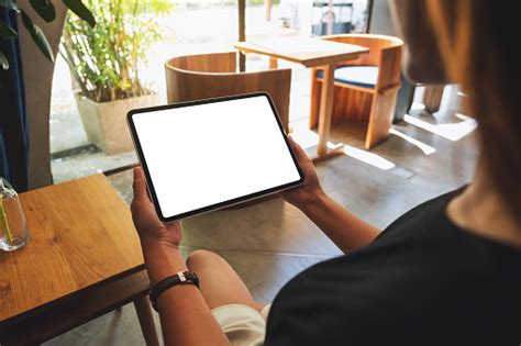 빈 흰색 데스크톱 화면으로 디지털 태블릿을 들고 있는 여성 35 39세에 대한 스톡 사진 및 기타 이미지 35 39세 가정 생활 공란 Istock