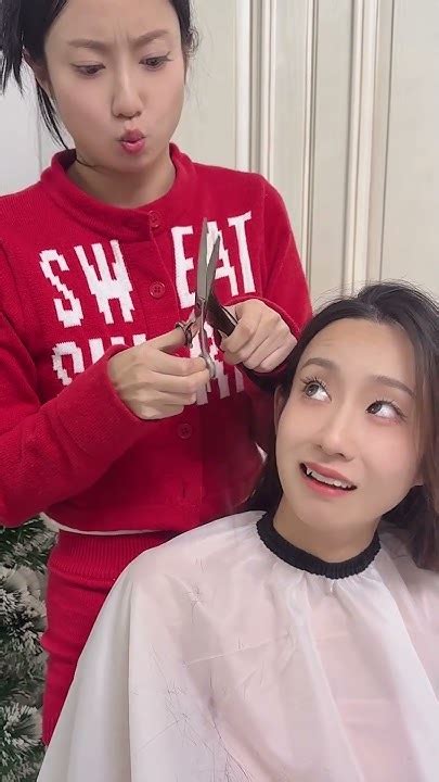上集 假装将姐姐的耳朵剪掉看她的反应，结果姐姐嗷嗷大叫！ Youtube