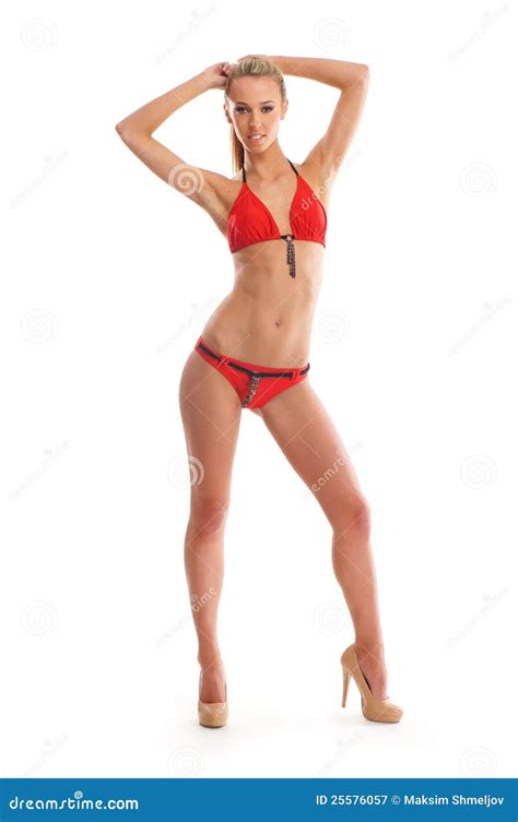 Een Jonge En Geschikte Blonde Vrouw In Een Rood Zwempak Stock