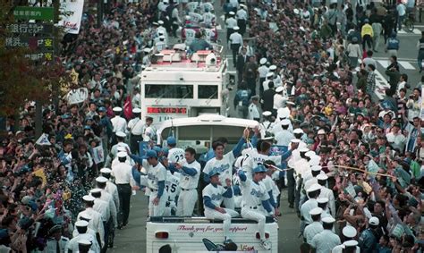 人、人、人。1998年11月3日、40万人が集まった横浜ベイスターズの日本一パレード。斎藤隆、石井琢朗ら歓喜のナイン スポニチ