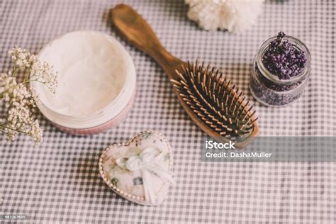 천연 스파 여자에 대 한 설정입니다 머리 신경 웰빙 박 달 나무 빗 크림 슬리핑 마스크입니다 평면 위치 사진 평면도 나무 배경 다양에 대한 스톡 사진 및 기타 이미지