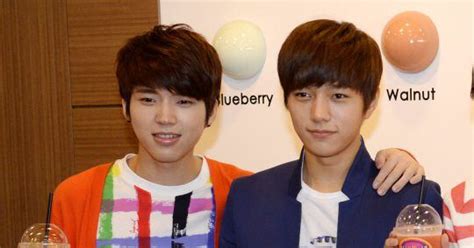 포토 우현 엘 다정하게 어깨동무 하고~
