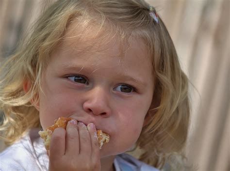 無料画像 女の子 ヘア ポートレート お食事 食べる 表情 髪型 スマイル 口 閉じる 人体 面 鼻 幼児 眼
