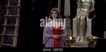 Los Angelescausa Elizabeth Taylor As Queen Cleopatra With Isabelle