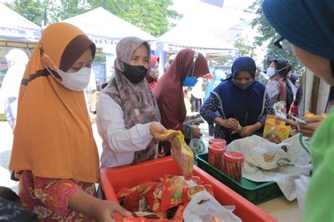 Diserbu Warga Bazar Murah Cipondoh Laris Manis