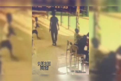 女子走路与小孩相撞后倒地，腿部骨折，孩子家长上前询问后离开