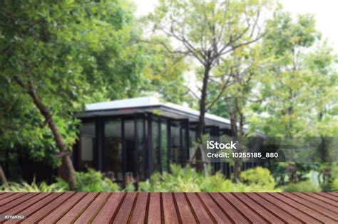 빈 나무 테이블 바닥 및 벽에 대 한 현재 및 집 및 정원 배경 개체를 표시 하 고 광고를 퍼 팅에 대 한 복사 공간에 제품을 보여 0명에 대한 스톡 사진 및 기타 이미지