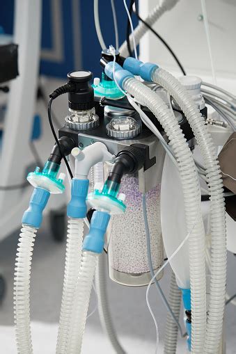 의료 용 산소 농축기는 병원의 응급실 앞에서 사용할 준비가되어 있습니다 호흡기 질환 환자를 위한 가스를 넣는 의료기기 개별