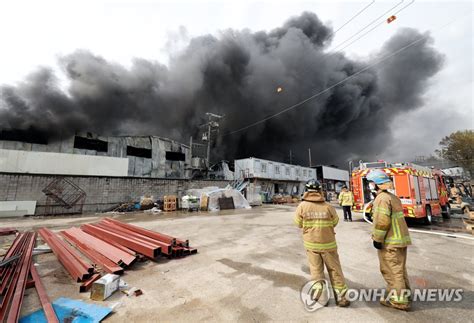 검은 연기 치솟는 김포 송풍기 공장