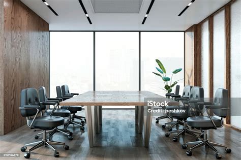 대형 테이블 의자 천장부터 바닥까지 내려오는 대형 창문이 있는 현대적인 사무실 회의실은 나무와 유리를 배경으로 하여 전문적인 회의 공간의 개념을 전달합니다 3d 렌더링 0