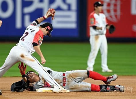 추신수 안타 날리고 2루에서 아웃 포토 스포츠동아