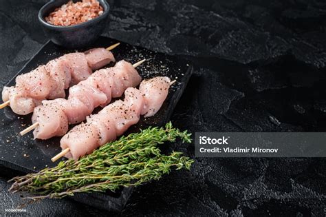 생 닭고기 고기 Shish 케밥 꼬치 검은 색 배경 맨 위 보기입니다 복사 공간 가금류에 대한 스톡 사진 및 기타 이미지