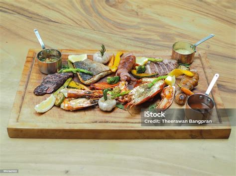 혼합 구이 해산물 플래터새우 소시지 구운된 돼지고기 새우 게 연어 구운된 야채와 장식 왕 0명에 대한 스톡 사진 및 기타 이미지 Istock