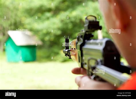 Lhomme En Vue Dune Cible De Tir Et Un Fusil Automatique Pour