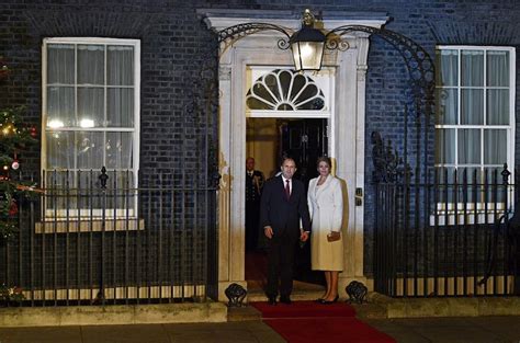 Десислава Радева закачи българската шевица на елхата на „Даунинг стрийт“ СНИМКИ Cross Bg