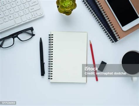 키보드 안경 커피 흰색 테이블 배경에 전화 빈 노트북의 위에서 보기 디자이너의 창조적 인 작업을위한 직장 플랫 레이 복사 공간