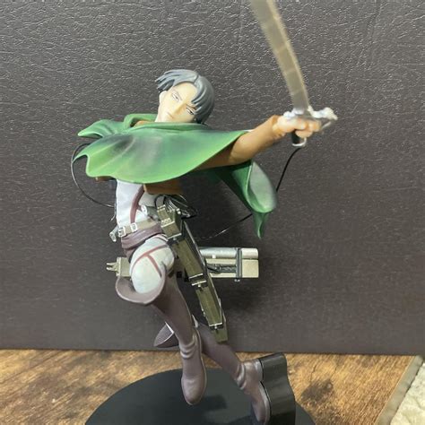 進撃の巨人 プレミアムフィギュア リヴァイ メルカリ