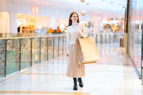 쇼핑몰에서 걷는 구매와 손 쇼핑 종이 가방에 들고 매력적인 쾌활한 젊은 여성의 전체 길이 초상화 가방에 대한 스톡 사진 및 기타 이미지 Istock