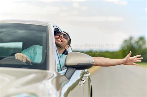 动产高清图片 阳光明媚的夏日男子在车内享受自由的时刻 阳光明媚的夏日男子在车内享受自由的时刻图片免费下载 5161624018 千图网pro