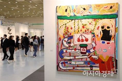 [포토]프리즈 작품 둘러보는 시민들 아시아경제