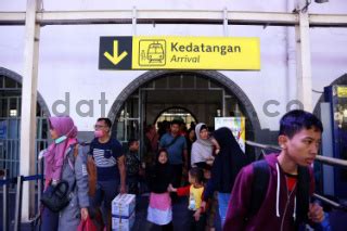 Arus Balik Pemudik Tiba Di Stasiun Pasar Senen DATATEMPO
