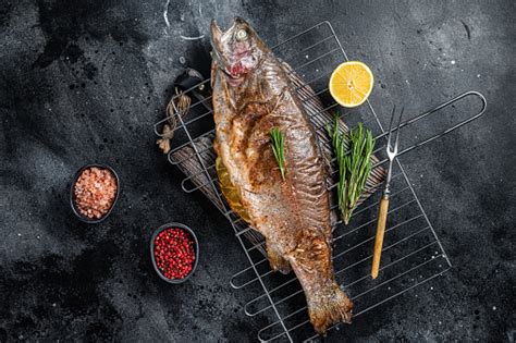 바베큐 구운 바다 송어 로즈마리와 그릴에 구운 생선 검은 색 배경 위쪽 보기 구이에 대한 스톡 사진 및 기타 이미지 구이