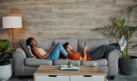 집에서 거실에서 느긋하게 하고 기술을 사용하는 젊은 부부의 전체 길이 샷 태블릿에 대한 스톡 사진 및 기타 이미지 태블릿 문자 메시지 스마트폰 Istock