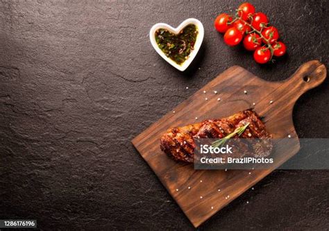 신선한 구운 고기 나무 보드에 희귀 구운 쇠고기 스테이크 중간 맨 위 보기입니다 고기에 대한 스톡 사진 및 기타 이미지 고기 구이 굽기 Istock