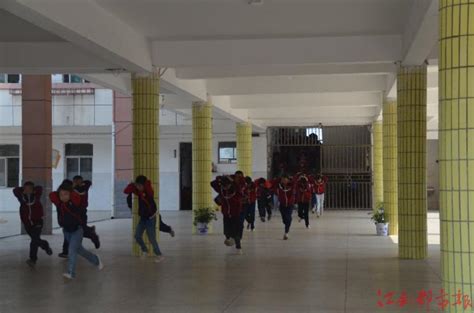峡江县水边镇中心小学开展地震应急演练 江南都市网